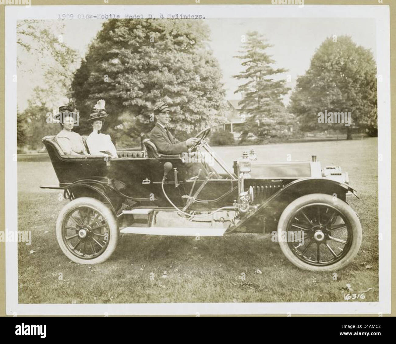 The 1909 Oldsmobile Model D was a four-cylinder automobile manufactured ...