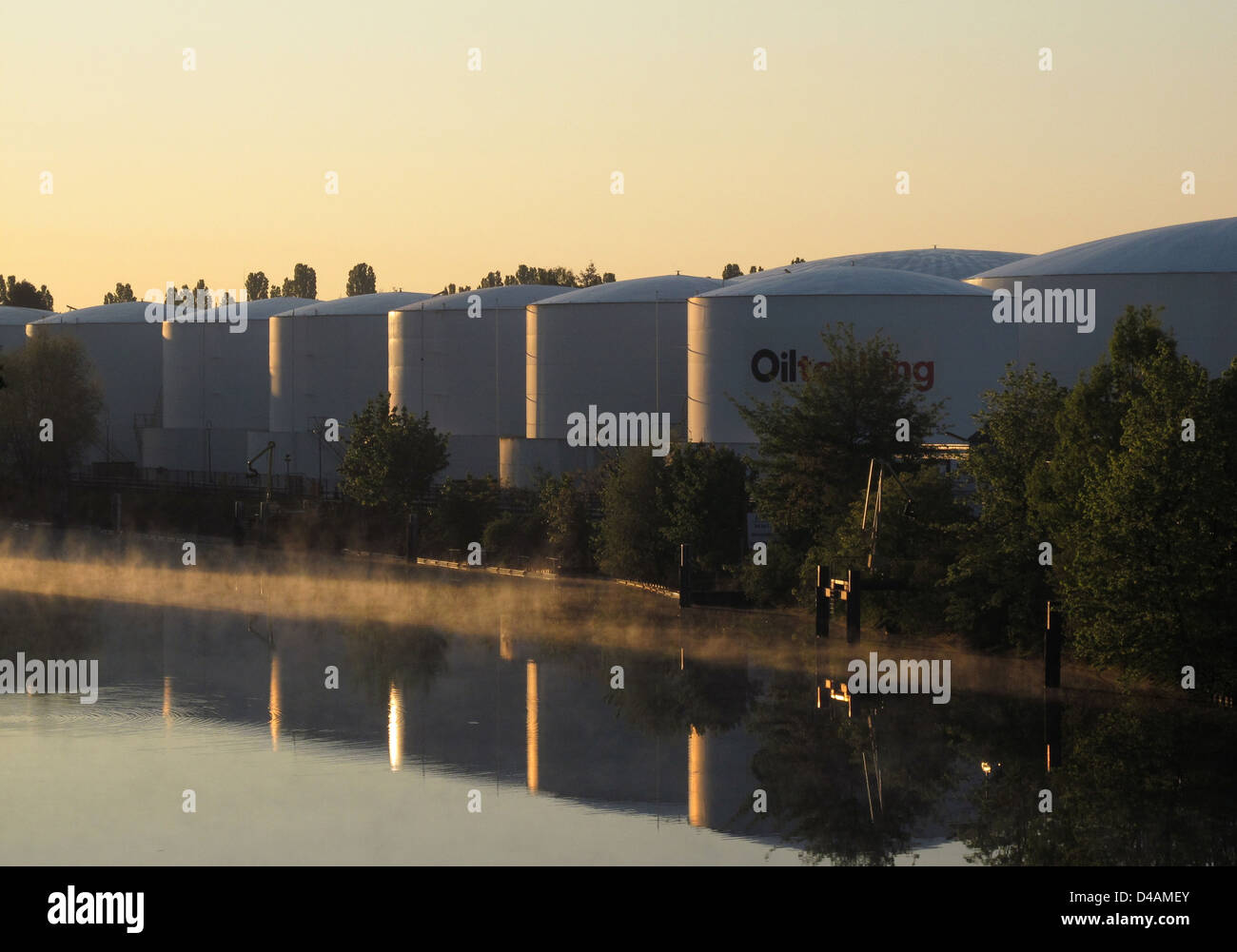 Oiltanking oil storage tanks hi-res stock photography and images - Alamy
