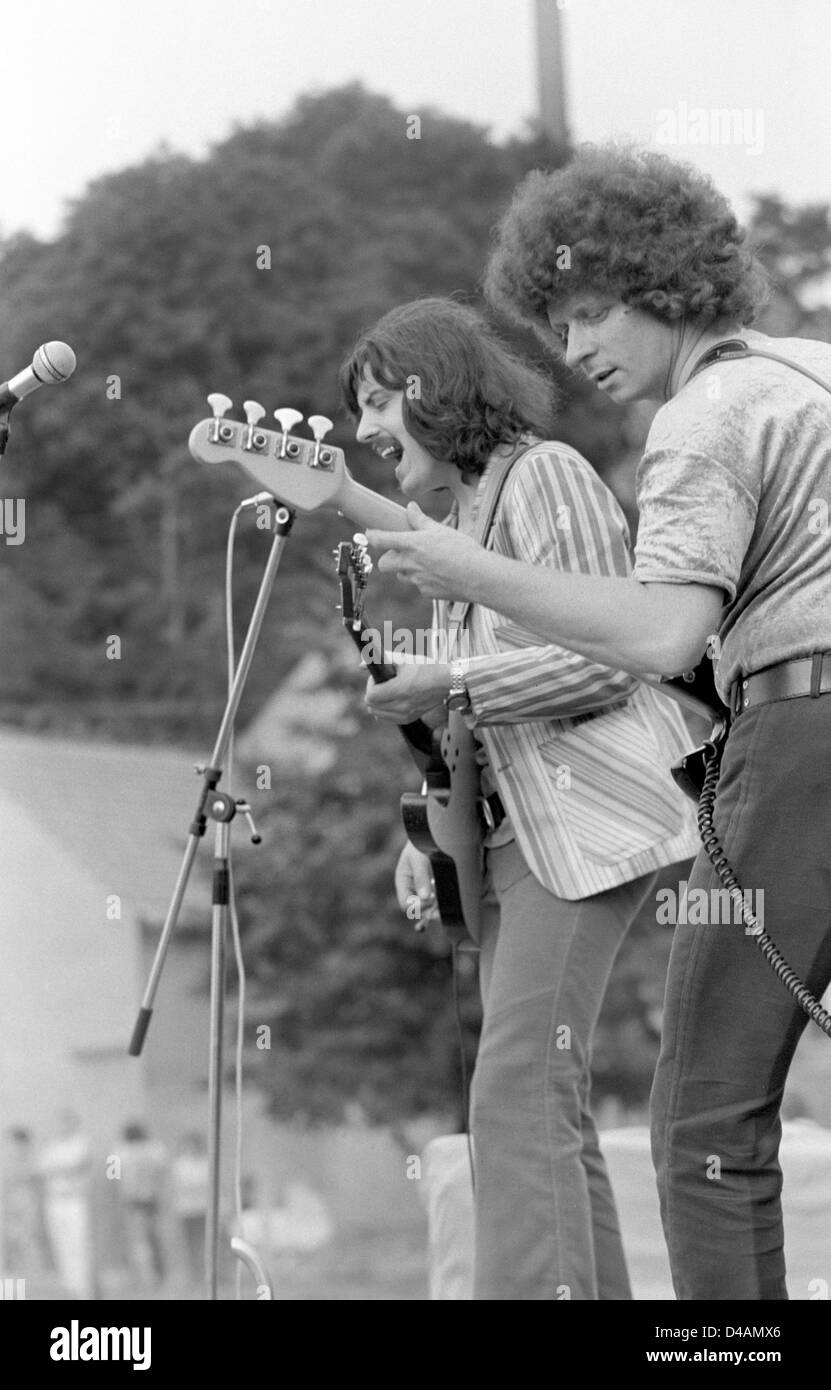 Kleinwanzleben, GDR, Harry Jeske, bassist Puhdys (front) and Dieter ...