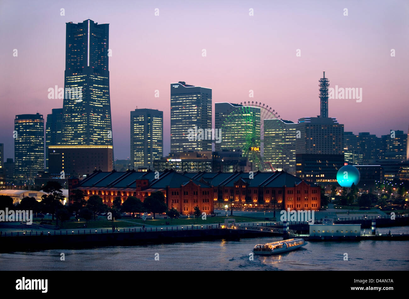 Early evening view of Landmark Tower at MM21 (Minato Mirai 21 ...