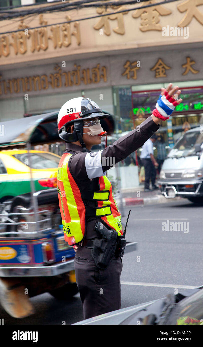 Bangkok, Thailand, traffic cop with respirator Stock Photo - Alamy