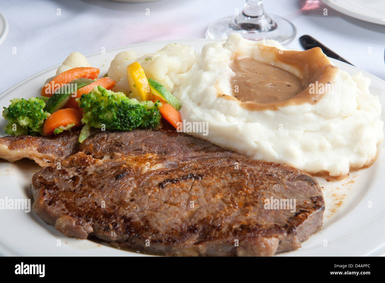 Dinner plate Steak Mashed potato's gravy vegetables Stock Photo - Alamy