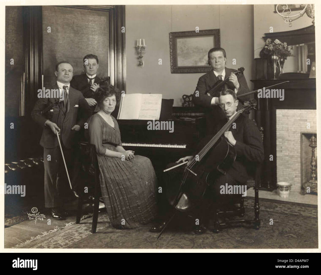 Bowed instruments hi-res stock photography and images - Alamy