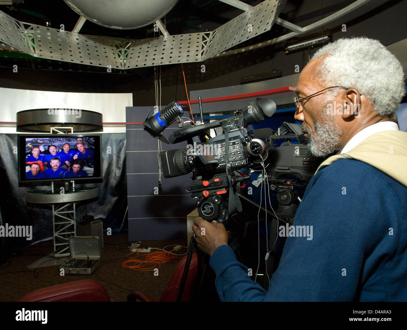 Sts 125 hi-res stock photography and images - Alamy