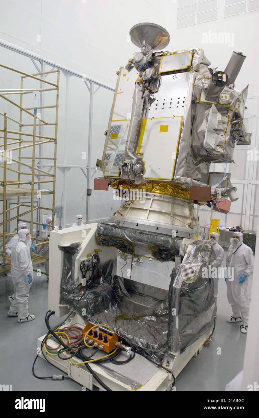 NASA's Lunar Reconnaissance Orbiter (LRO) undergoes extensive testing ...