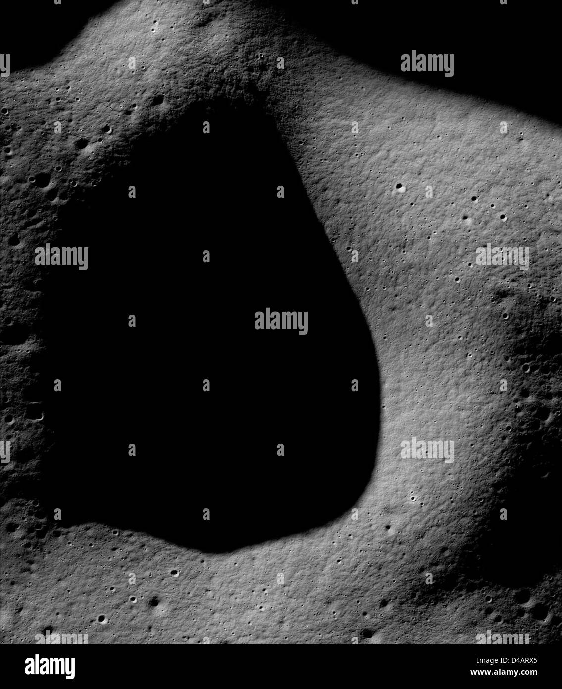 NASA's Lunar Reconnaissance Orbiter captured detailed images near ...