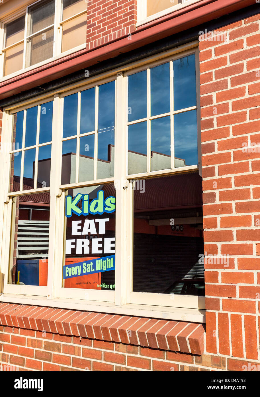 Kids eat free sign hi-res stock photography and images - Alamy