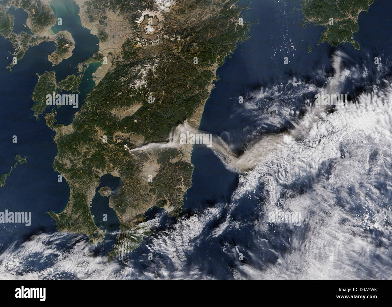 Shinmoe-dake Volcano Erupts on Kyushu Stock Photo - Alamy