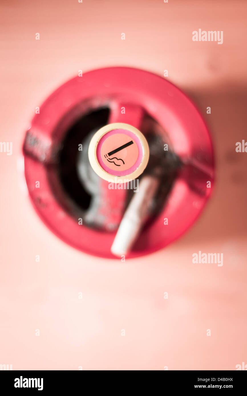 Ashtray sign hi-res stock photography and images - Alamy