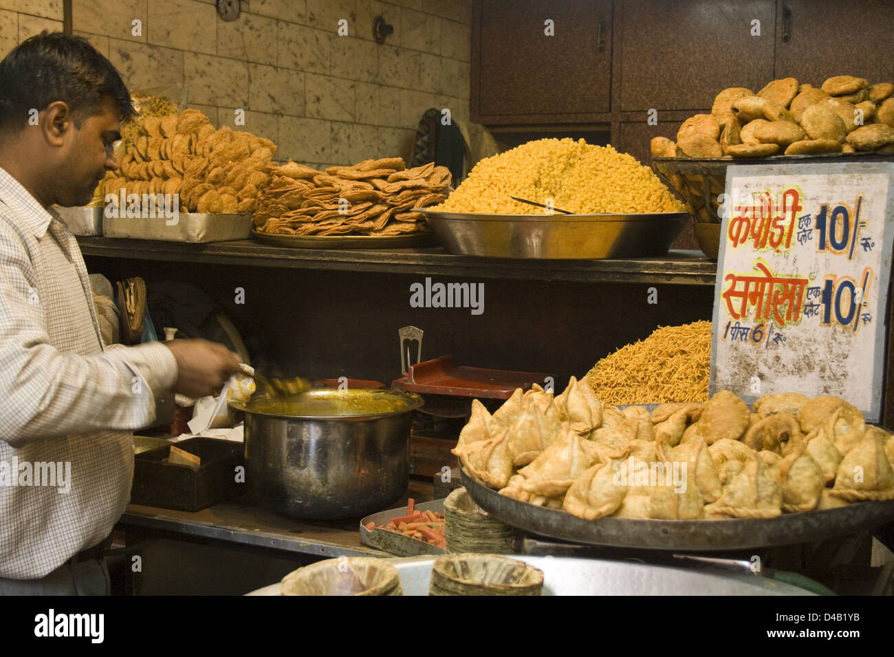 Samosa kachori hi-res stock photography and images - Alamy