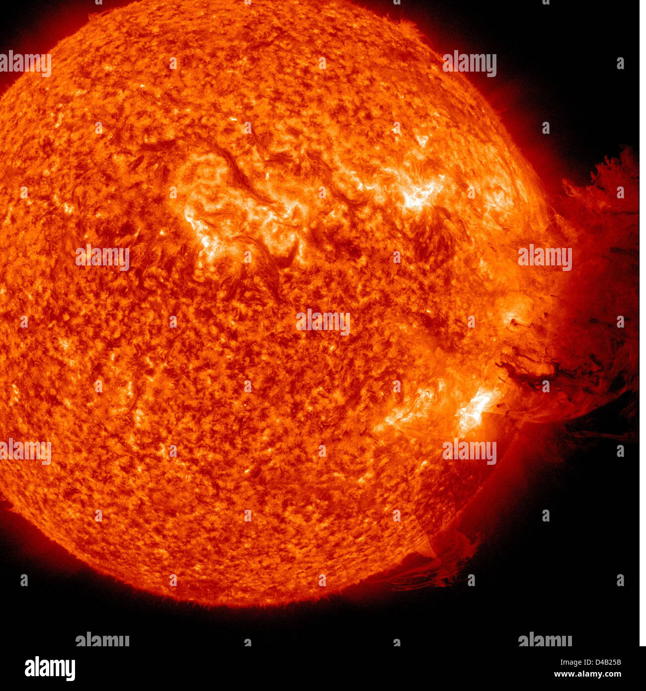 NASA's Solar Dynamics Observatory (SDO) captures a solar blast event on ...
