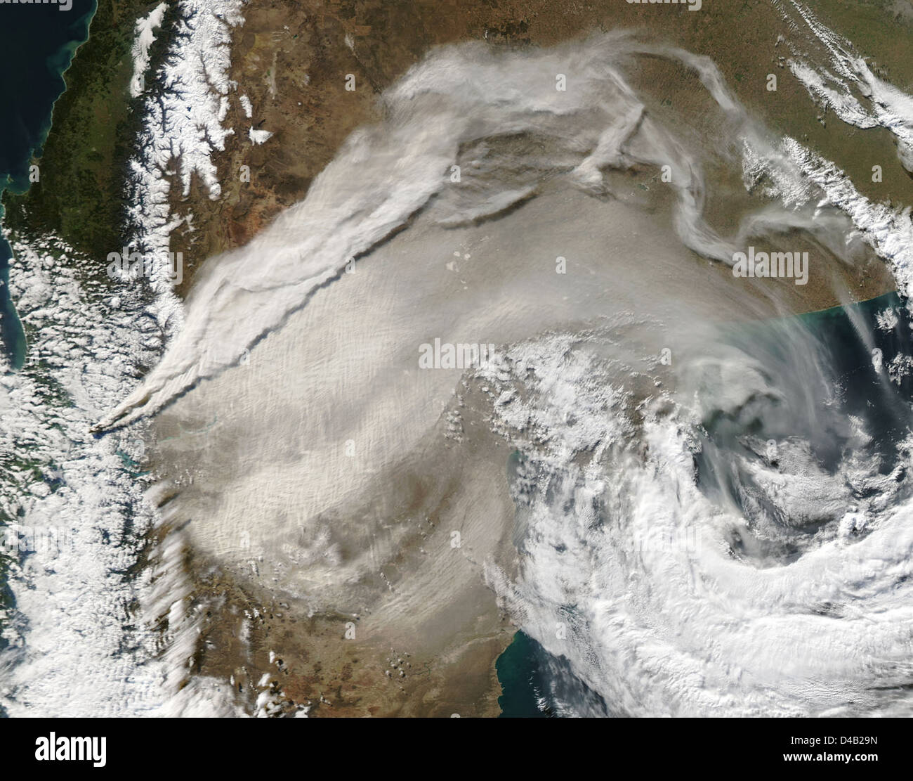 A volcanic plume from the Puyehue-Cordón Caulle eruption in Chile is ...