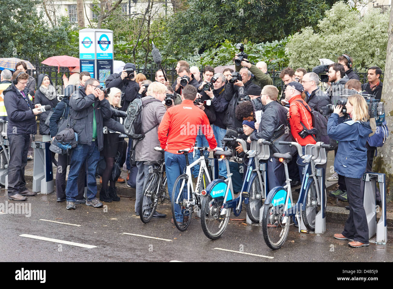 Mayor BORIS JOHNSON and Olympic cyclist CHRIS BOARDMAN cycle through ...
