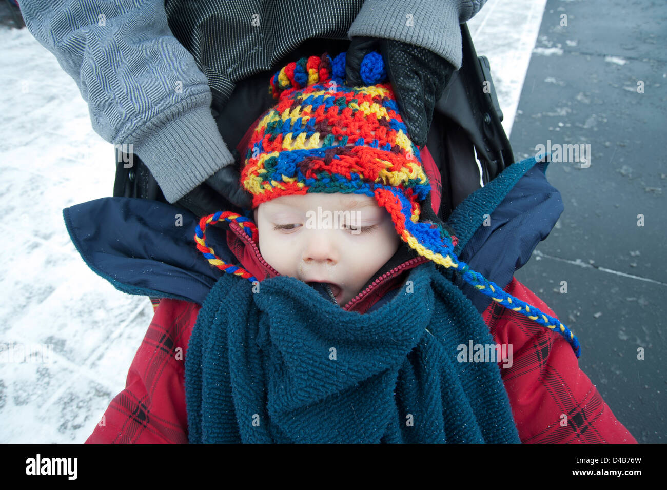 Bundled up for winter hi-res stock photography and images - Alamy