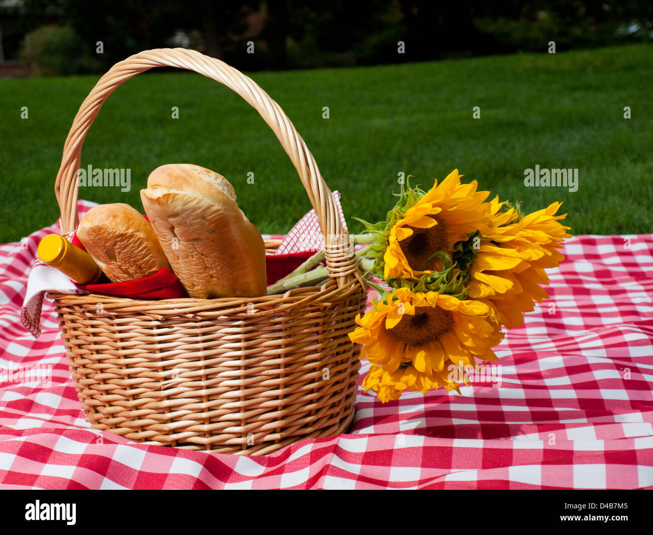 Picnic basket with fresh bread and wine Stock Photo - Alamy