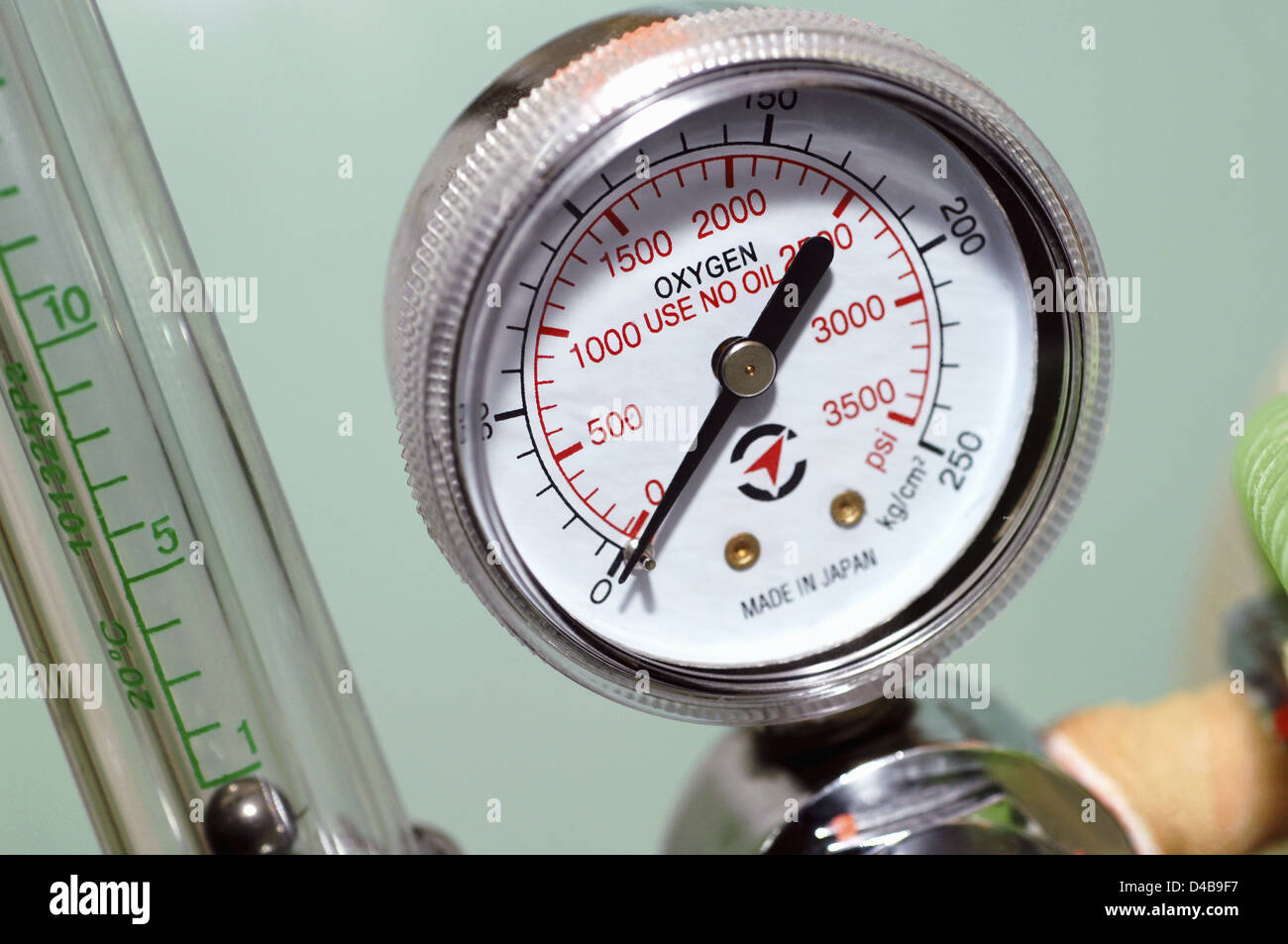 Close up of pressure meter for oxygen tank Stock Photo - Alamy