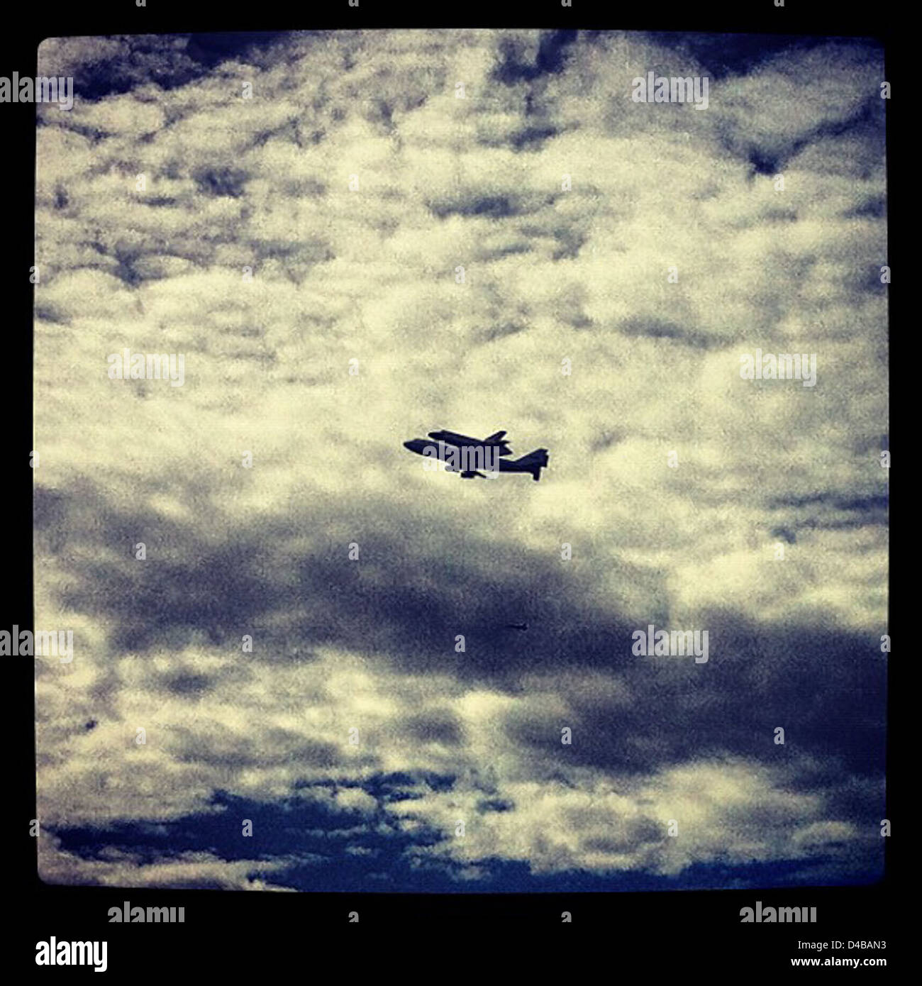 Space Shuttle Discovery DC Fly-Over Stock Photo - Alamy