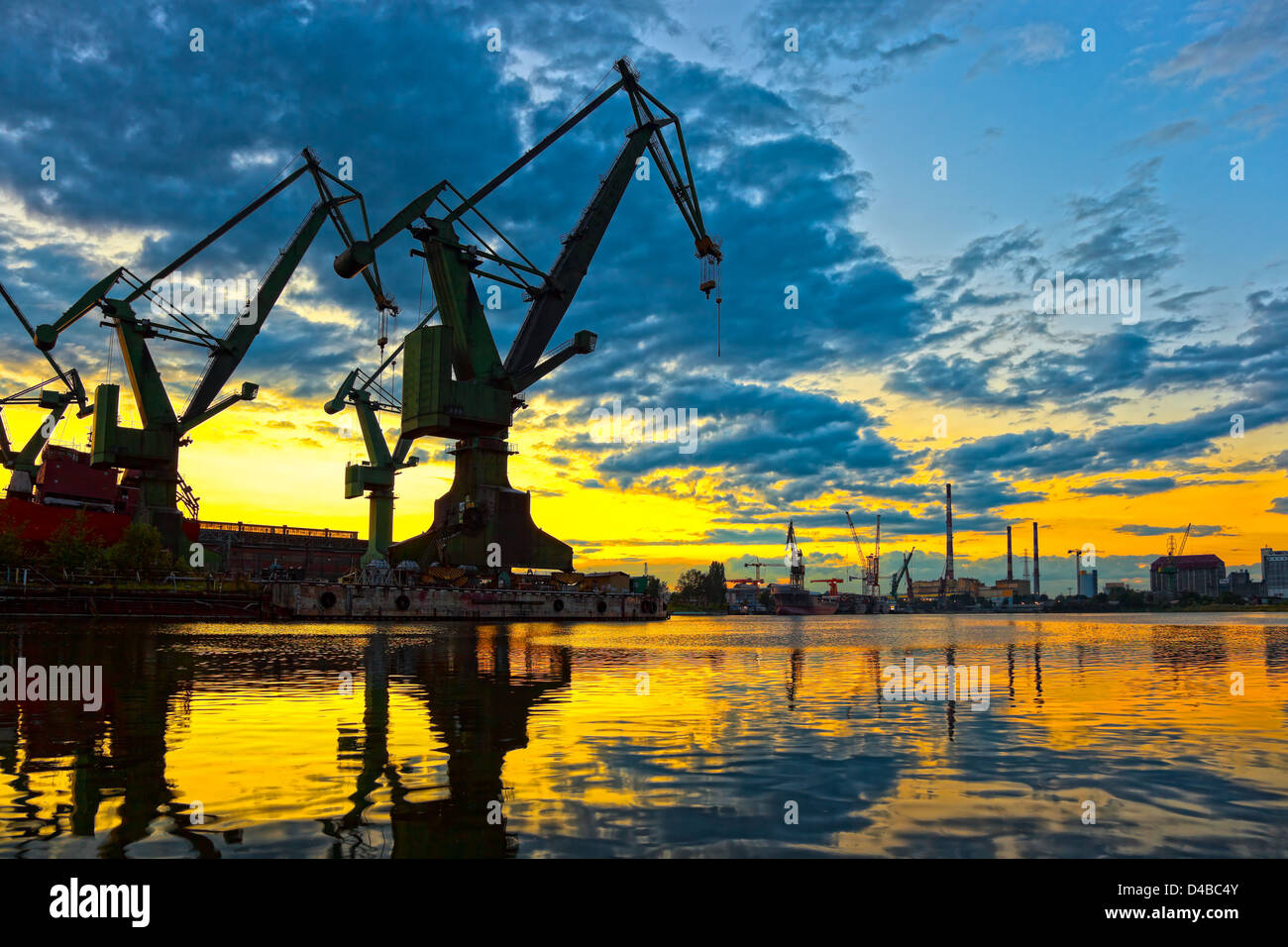 Shipyard gantry cranes hi-res stock photography and images - Alamy
