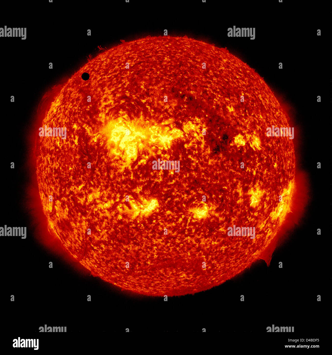 The Solar Dynamics Observatory (SDO) captures an ultra-high definition ...