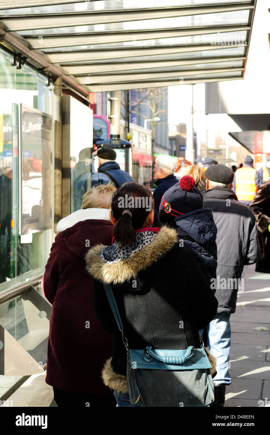 Bus queue uk people waiting hi-res stock photography and images - Alamy