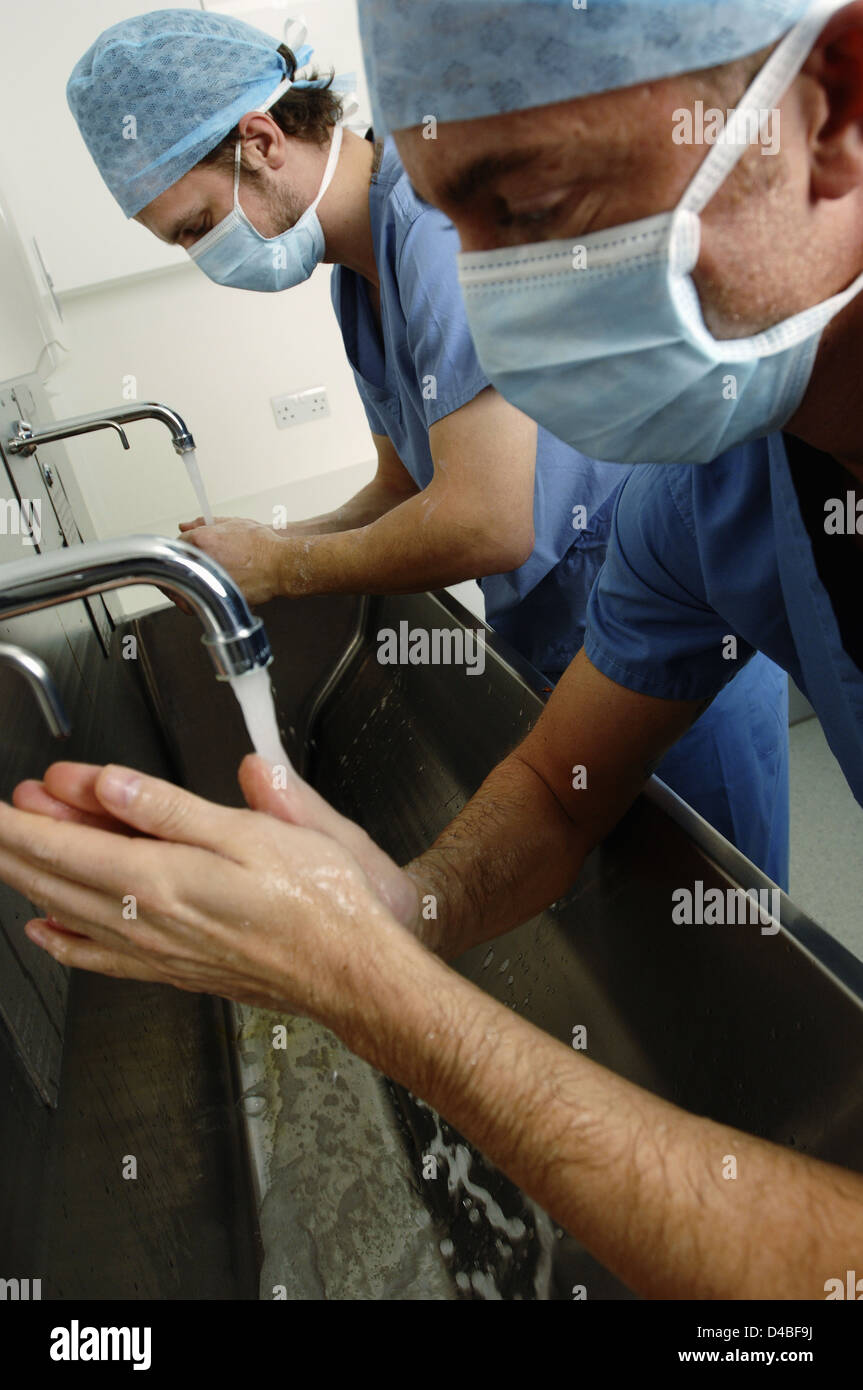 Surgeons scrubbing up hi-res stock photography and images - Alamy