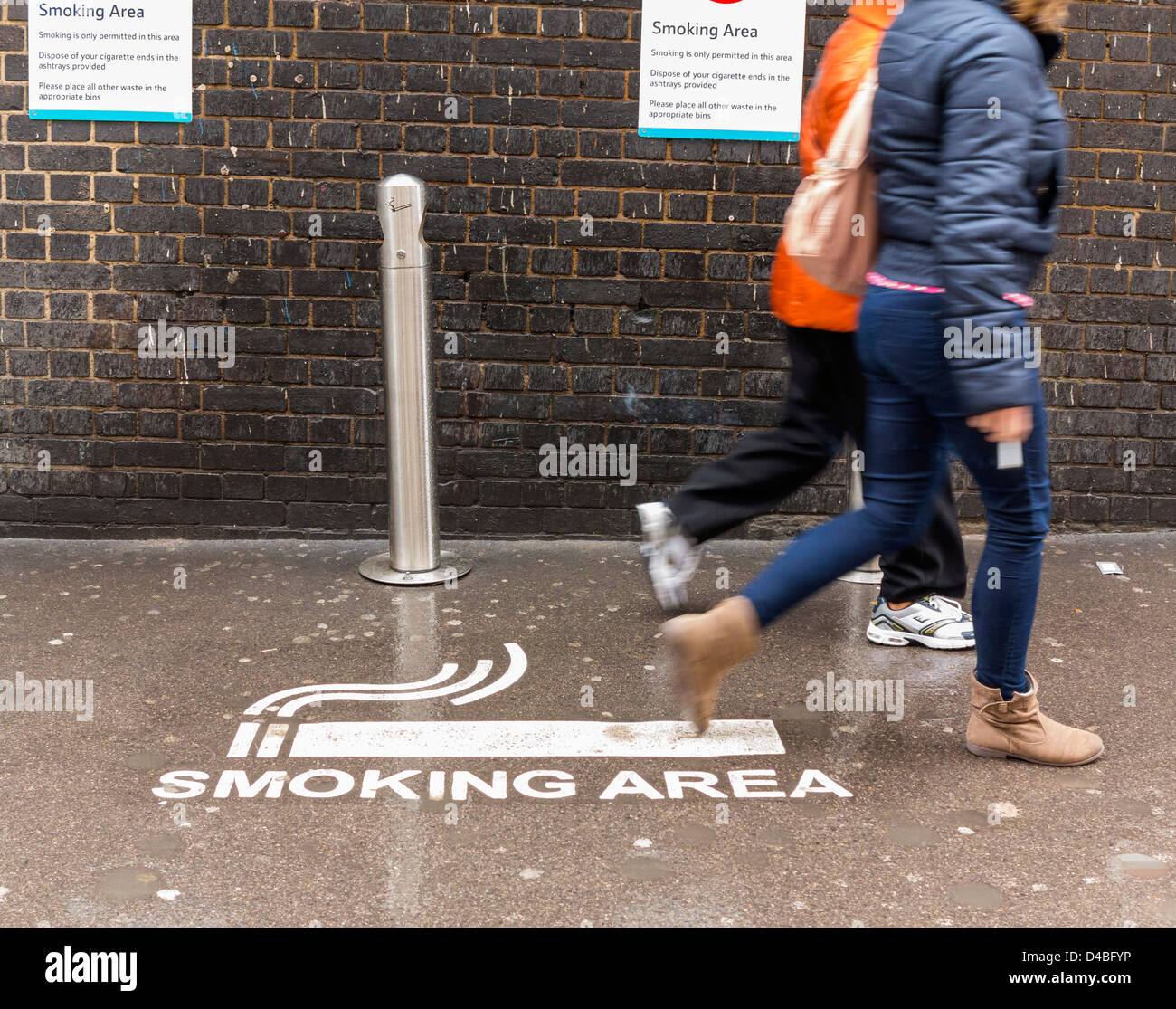 Smoking area sign outside Paddington Train Station, London, England ...