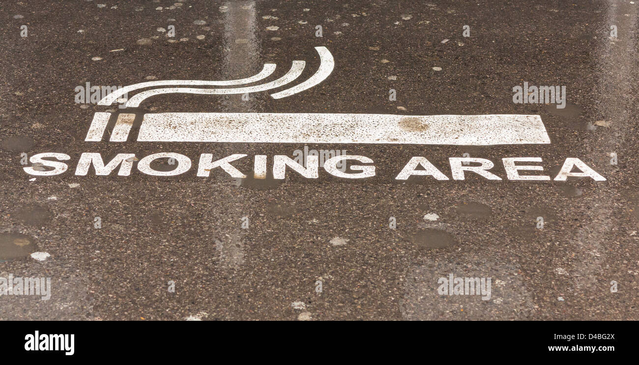 Smoking area sign outside Paddington Train Station, London, England ...