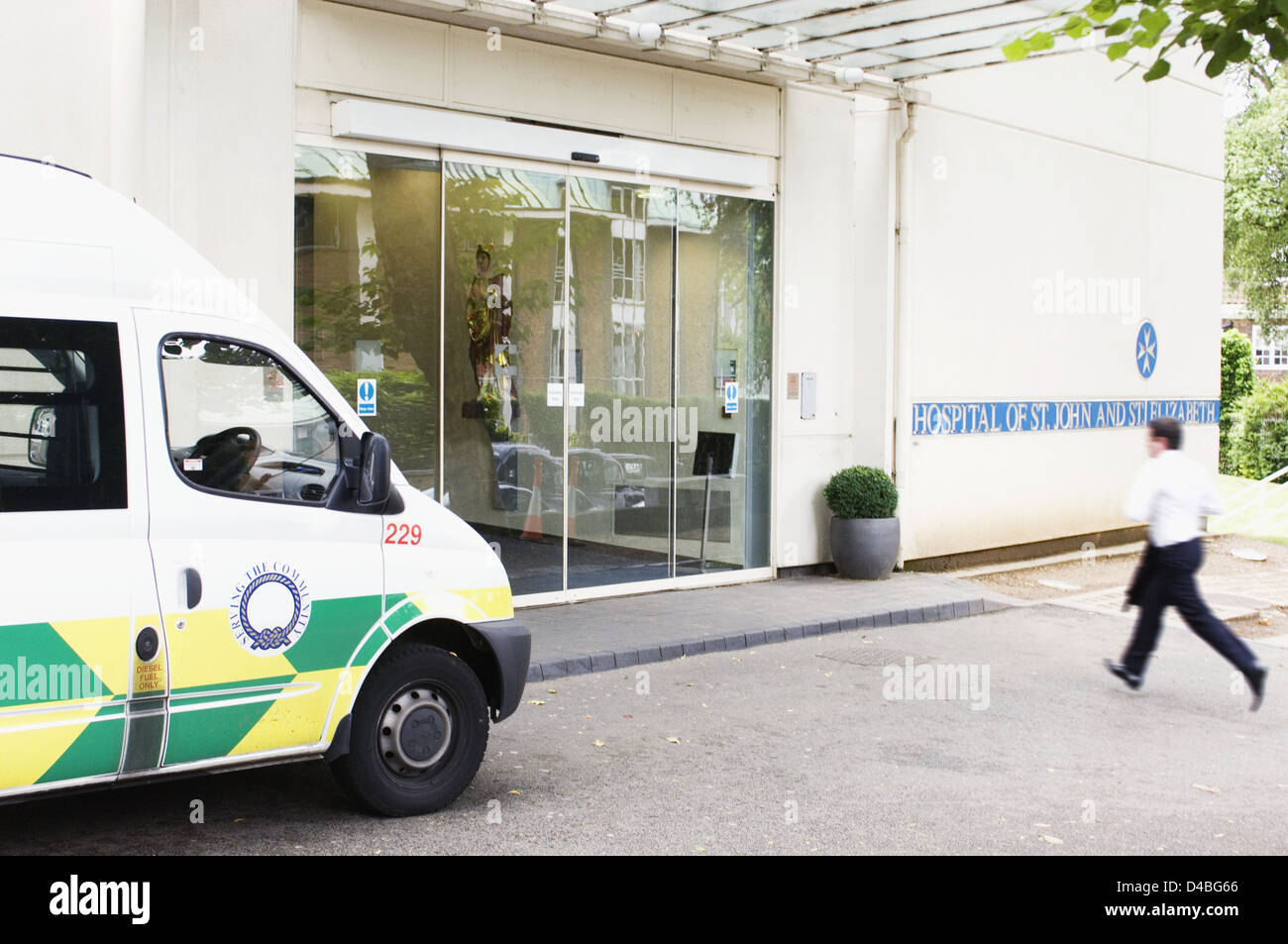 Uk london ambulance arriving front entrance hi-res stock photography ...