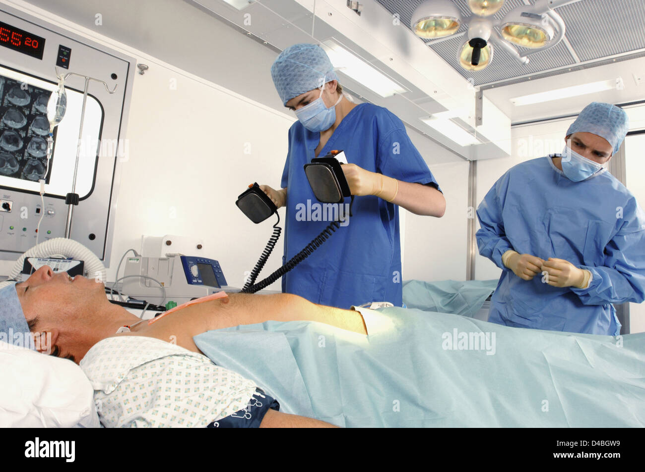 Doctor using defibrillator hi-res stock photography and images - Alamy