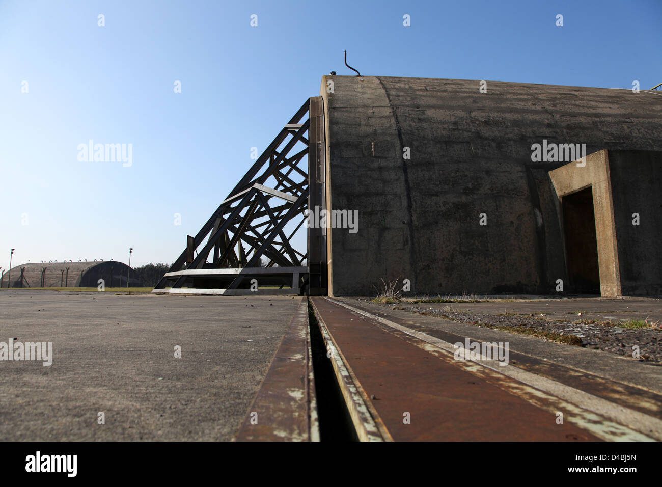 Hangar at Upper Heyford Airbase Stock Photo - Alamy