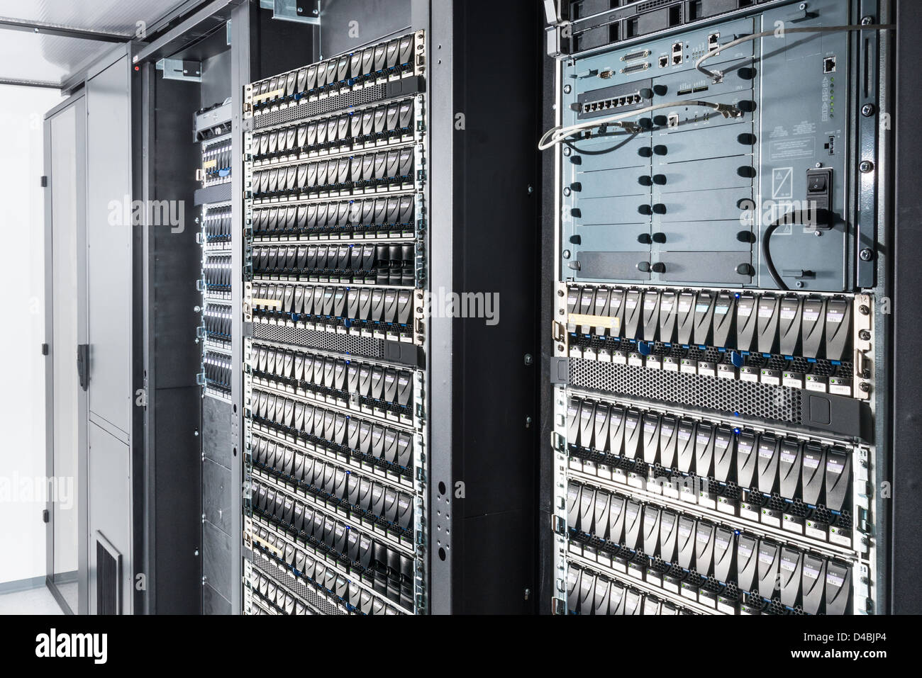 Data center server room hi-res stock photography and images - Alamy