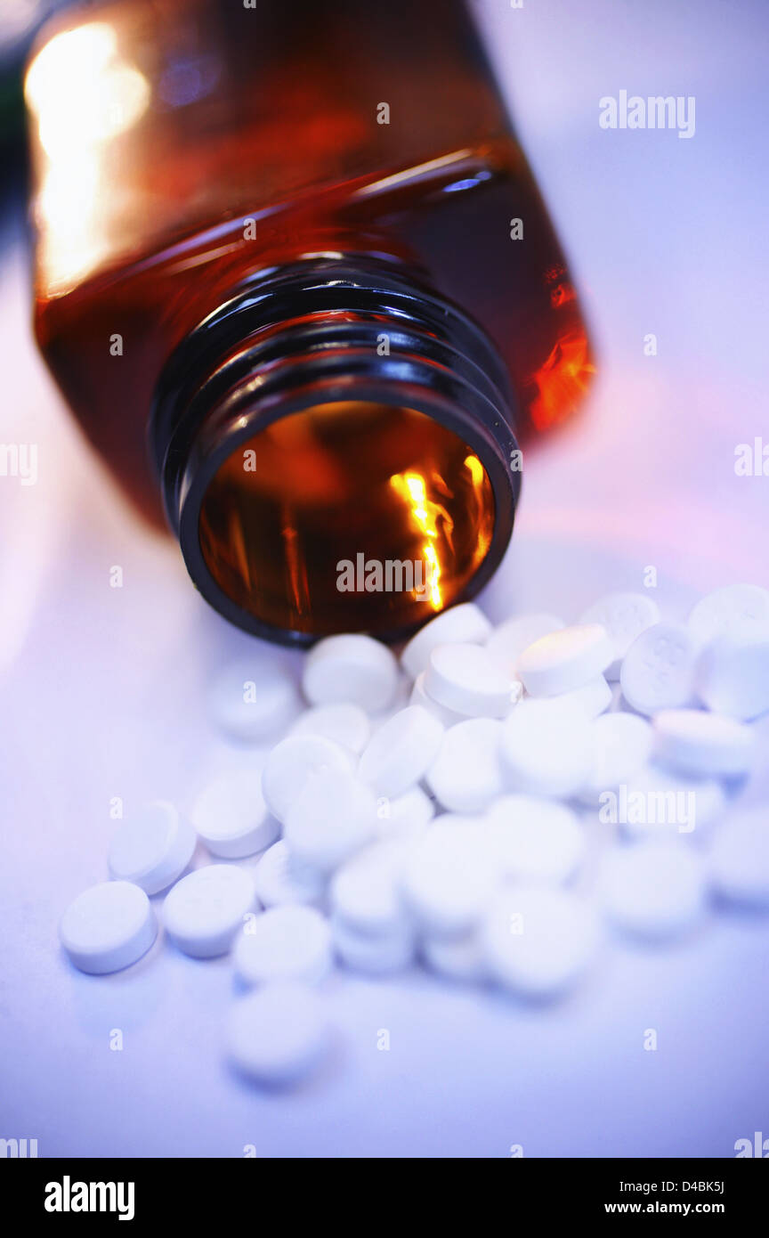 White tablets spilling from medicine bottle hi-res stock photography ...