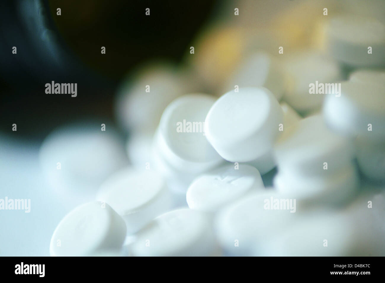 Painkilling tablets hi-res stock photography and images - Alamy