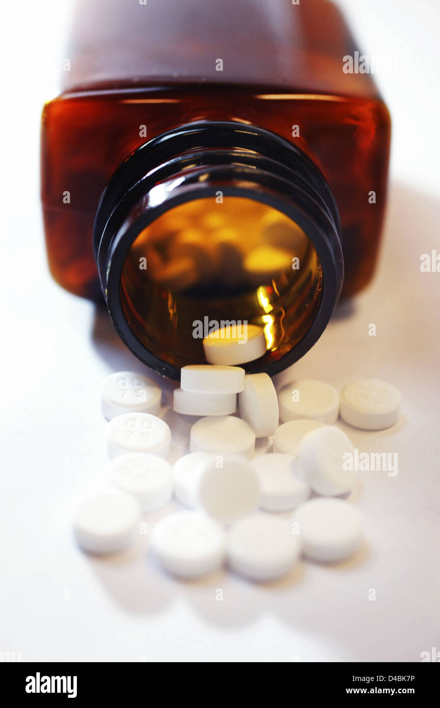White tablets spilling from medicine bottle hi-res stock photography ...