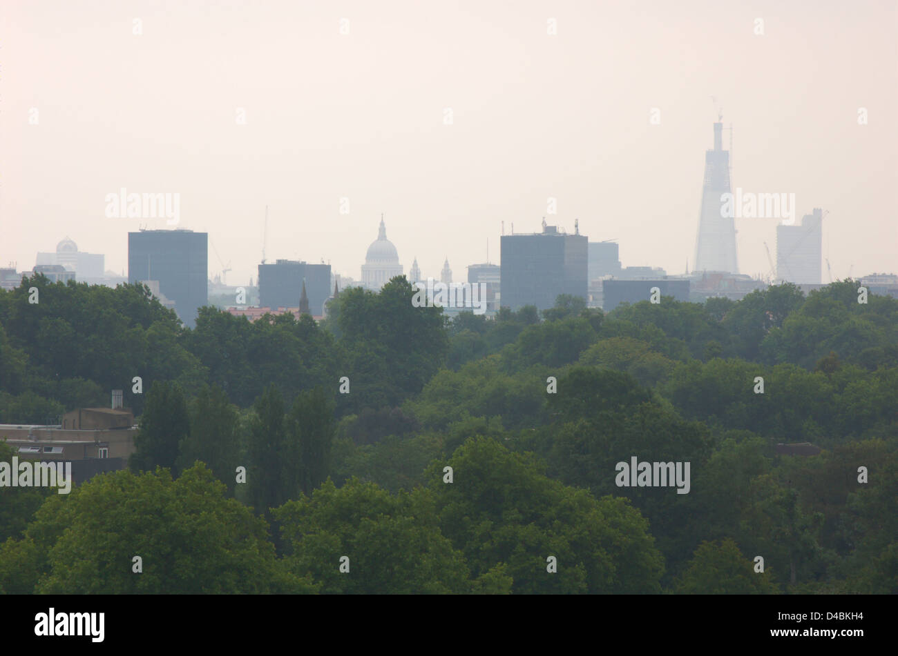 London skyline dull day hi-res stock photography and images - Alamy