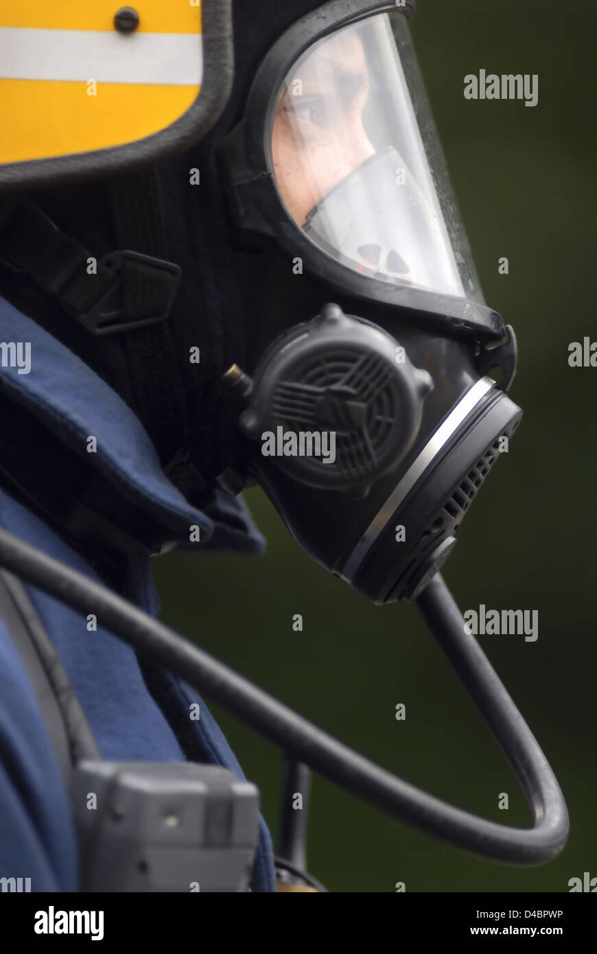 Close-up of firefighter wearing gas mask Stock Photo - Alamy