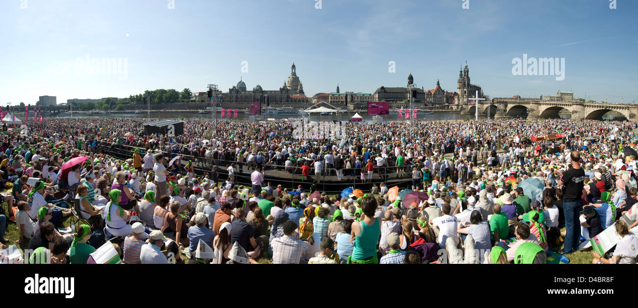 Final worship hi-res stock photography and images - Alamy