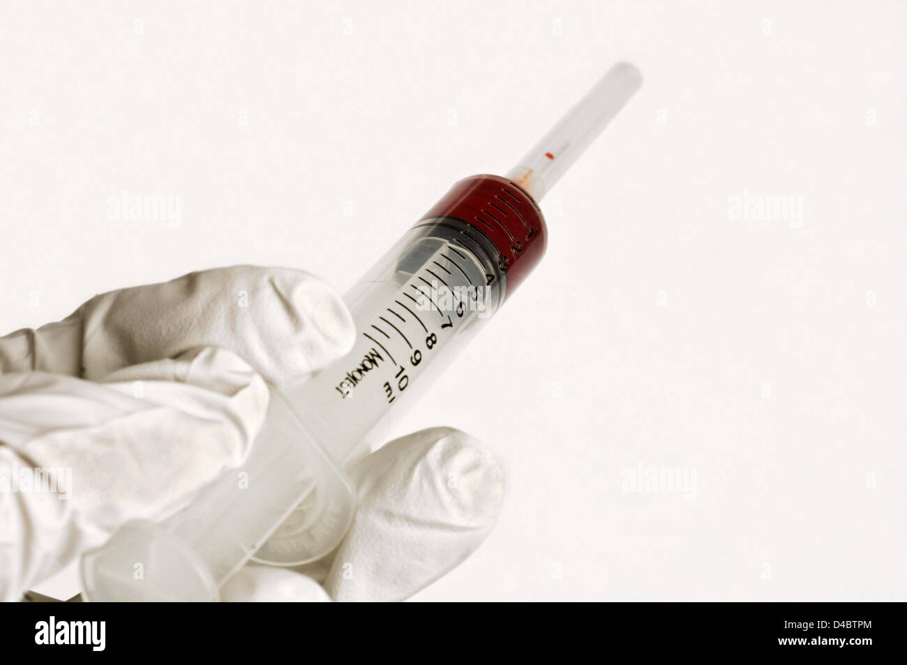 Close up of needle with droplet of liquid hi-res stock photography and ...