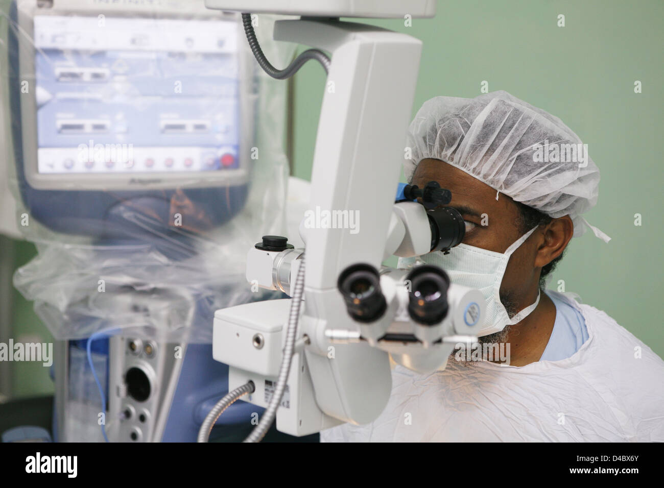Microscope allows surgeon view patients eye close range Cataracts ...