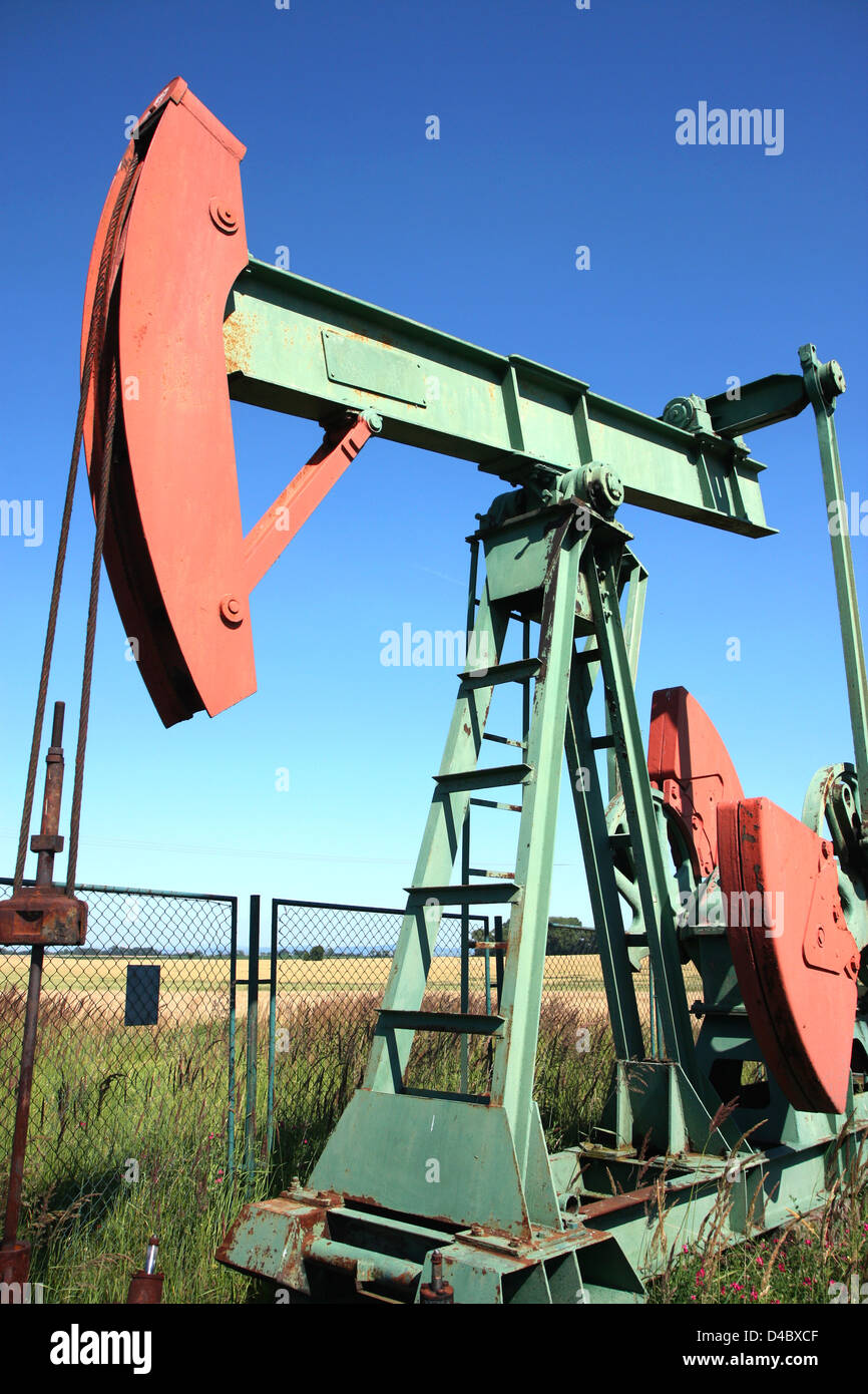 Wellhead pump jack hi-res stock photography and images - Alamy