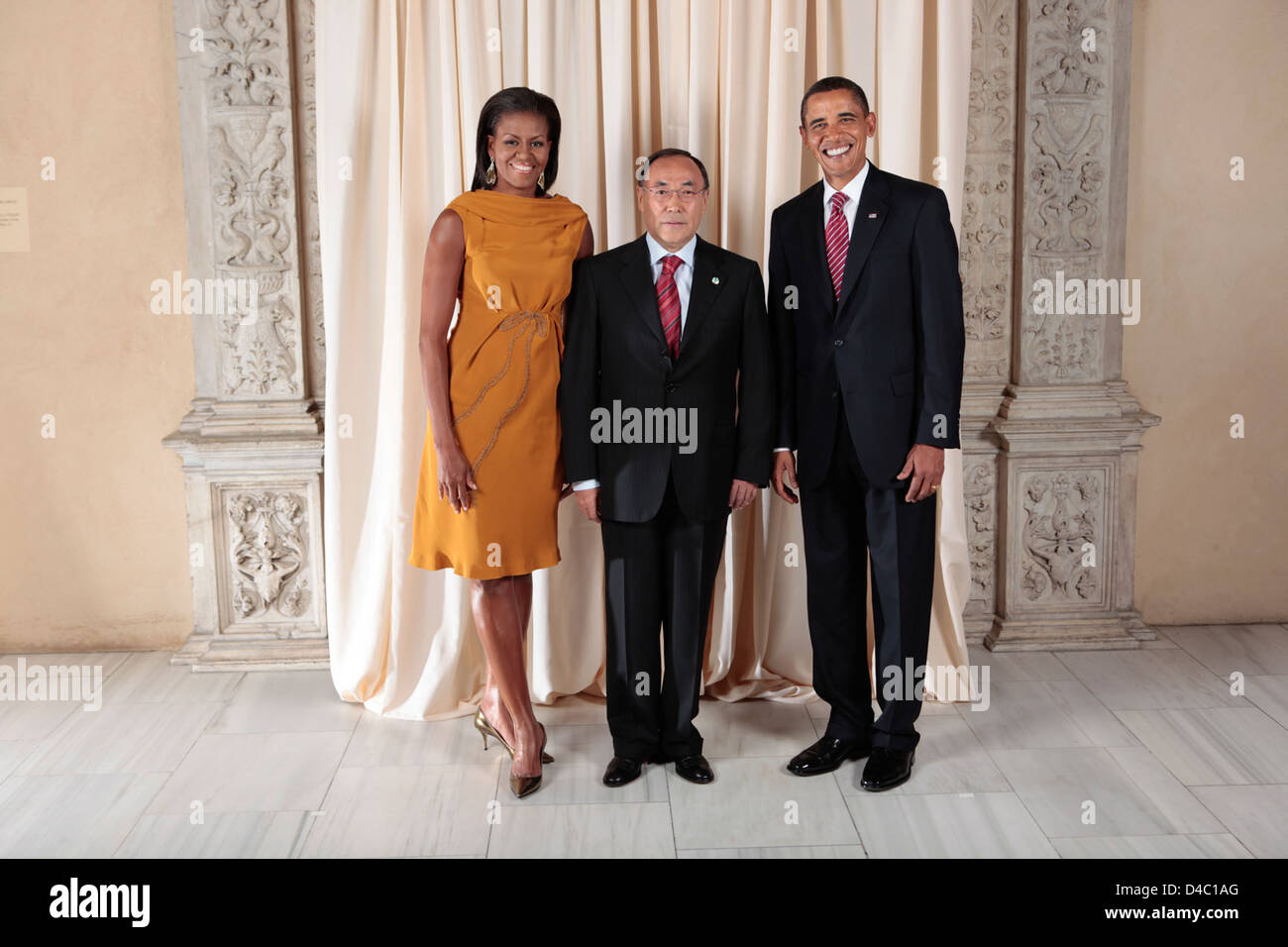 U.S. President Barack Obama and First Lady Michelle Obama With World ...