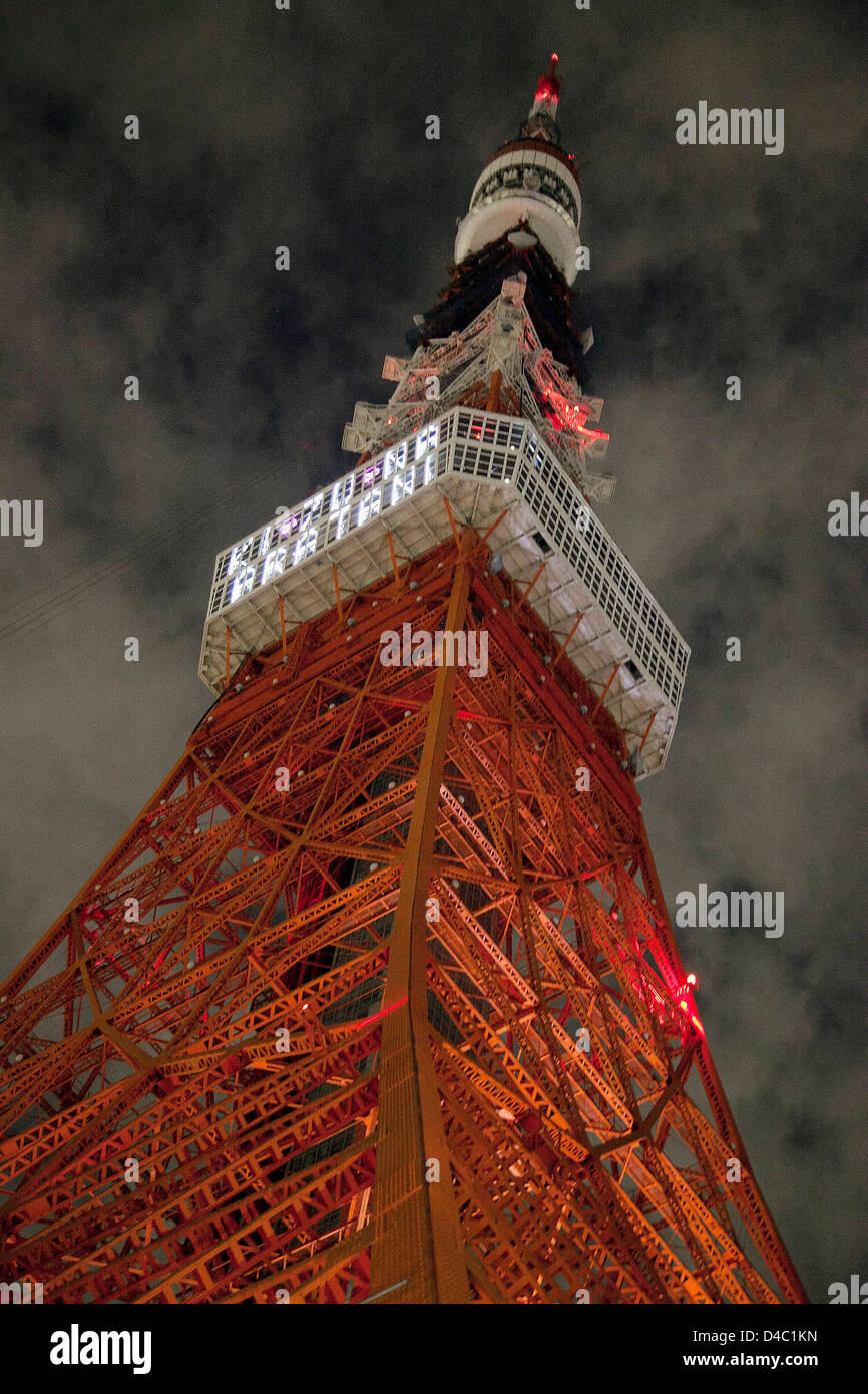 Tokyo, Japan. 11th March 2013. Tokyo Tower displays a message "Kizuna ...