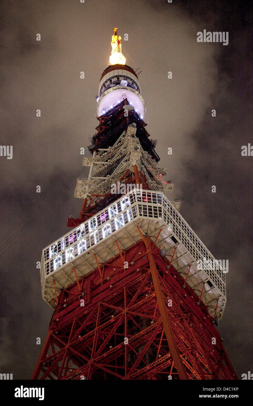 Tokyo, Japan. 11th March 2013. Tokyo Tower displays a message "Kizuna ...