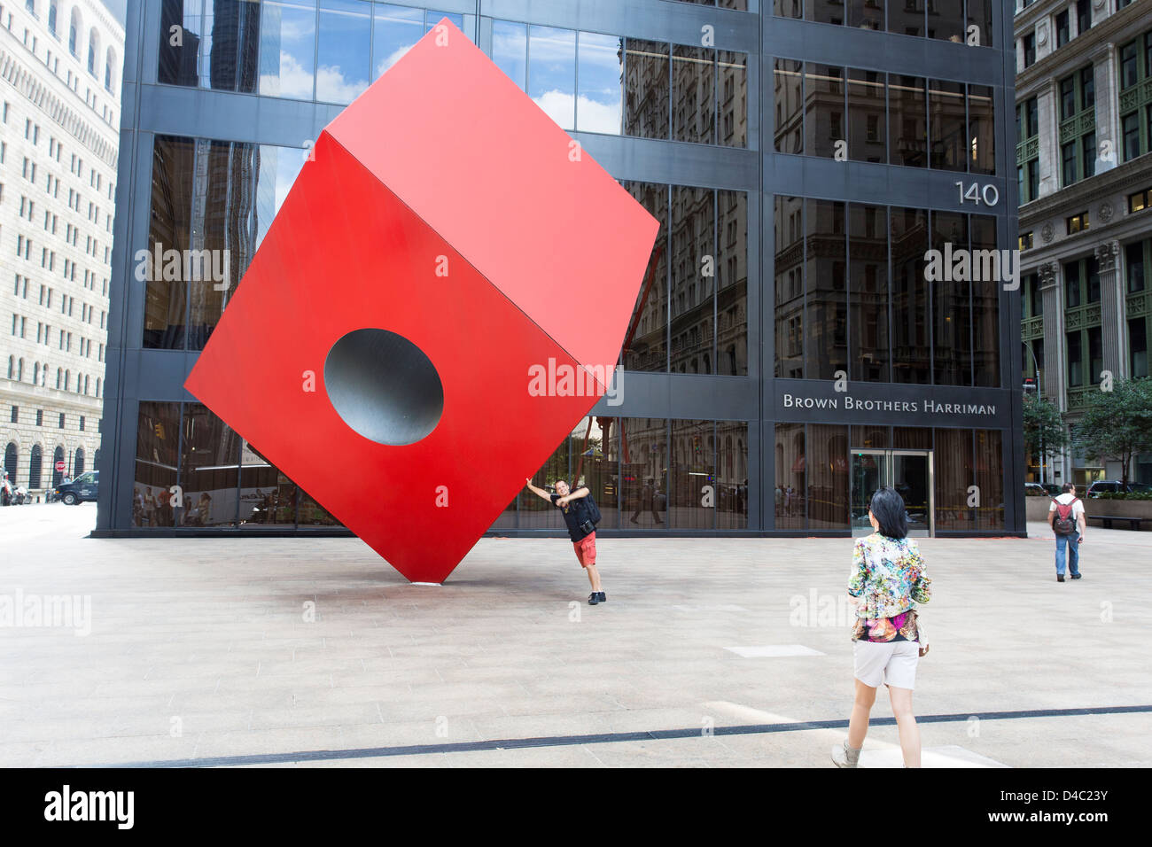 Cube sculpture hi-res stock photography and images - Alamy