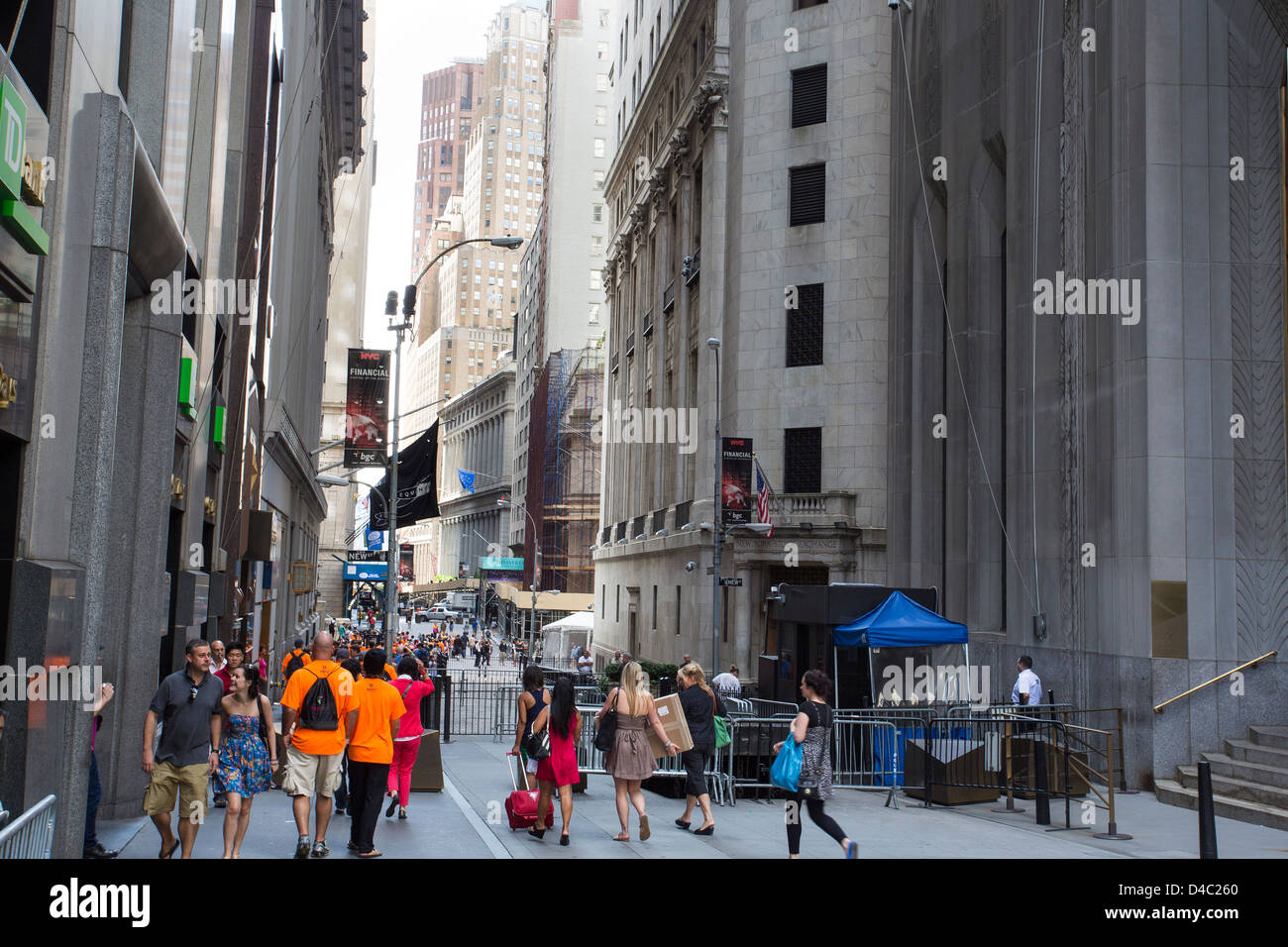 People walking along the street in Manhattan Stock Photo - Alamy