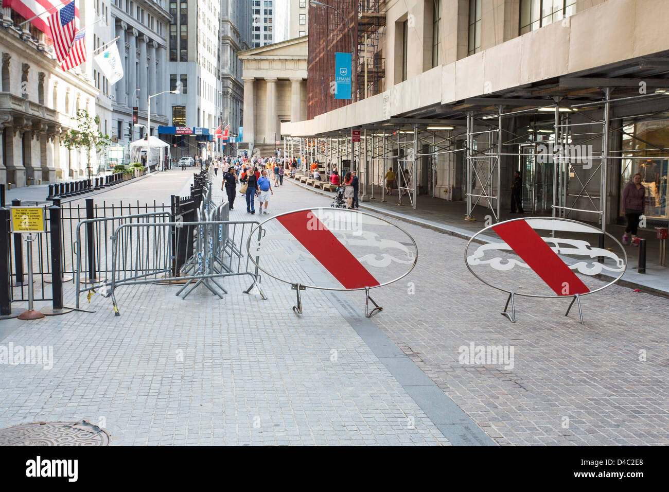 People walking along Wall Street in the New York City Stock Photo - Alamy