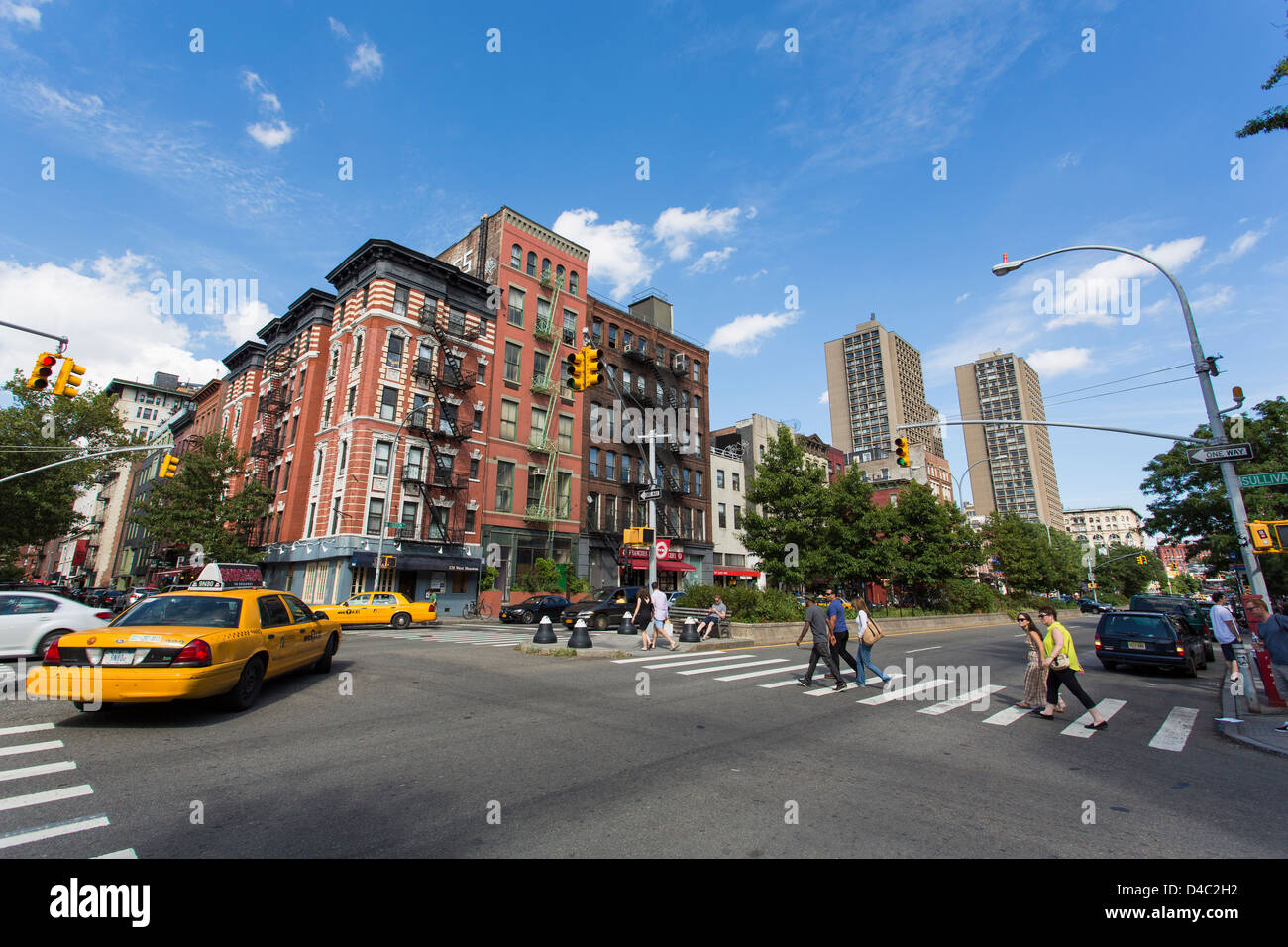 Pedestrians crossing the street in New York City Stock Photo - Alamy