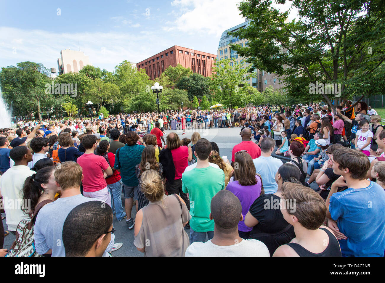 People watching street show hi-res stock photography and images - Alamy