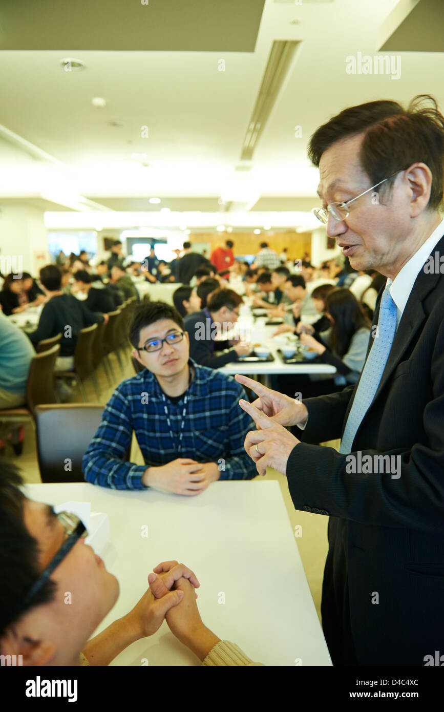 Jonney Shih, Chairman of ASUS, interacts with young engineers in the ...