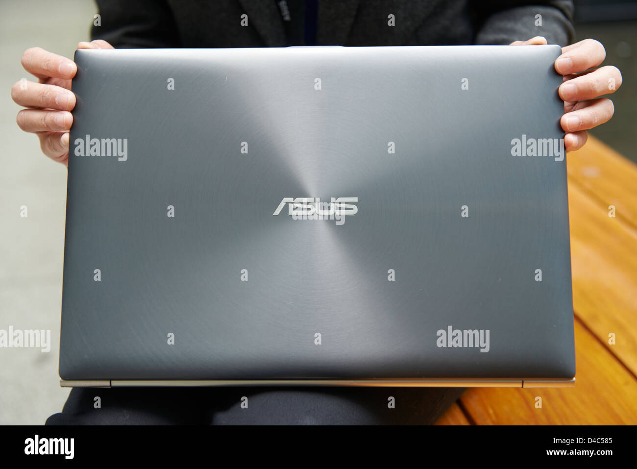 Bentuk Elegan Asus Laptop
